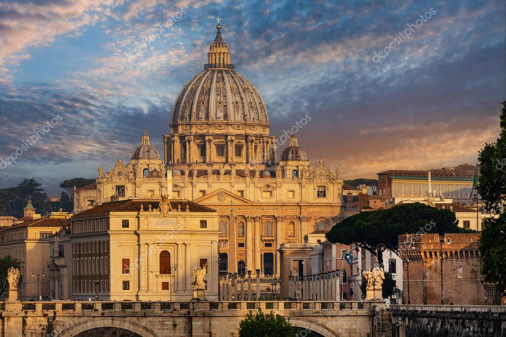 . Catedral Vaticana de San Pedro con la inscripción en latín "En honor ...