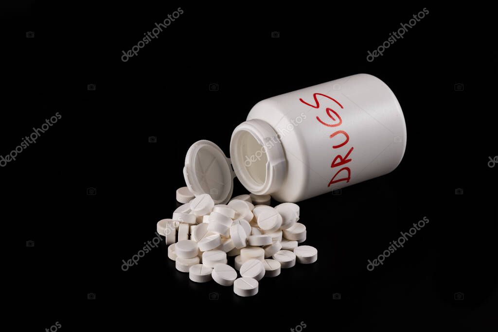 Envase de plástico para medicamentos con la inscripción DROGAS y ...