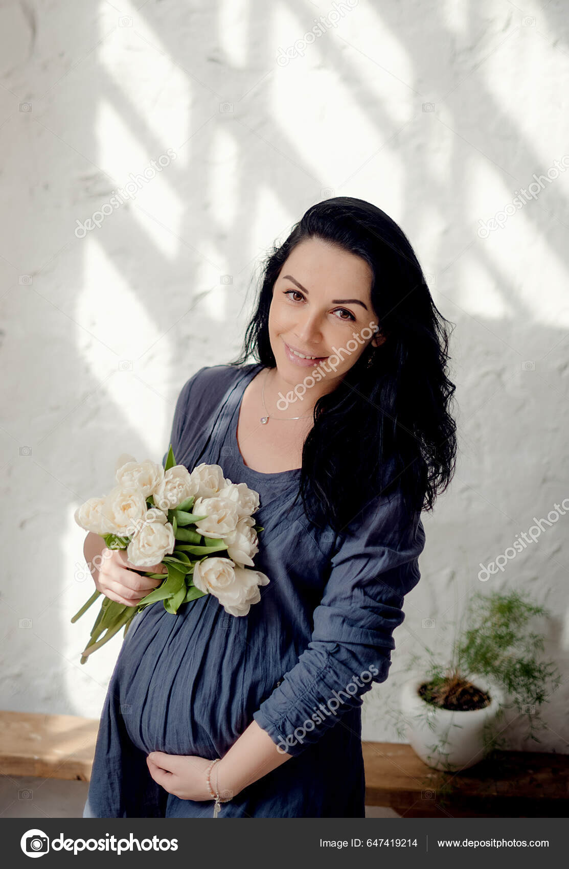 Mujer Feliz Embarazada Tocando Vientre Retrato Madre Embarazada Mediana Edad: fotografía de ...