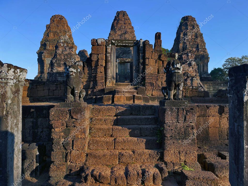 Majestuosa mañana: la salida del sol ilumina el templo del este de Baray, Angkor Wat, Siem Reap ...