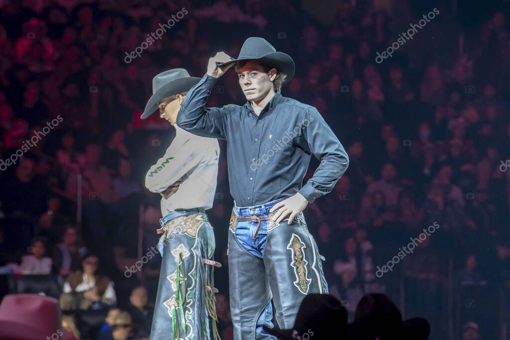 2024 Jinetes profesionales del toro desatan la bestia en el jardín. 7 ...