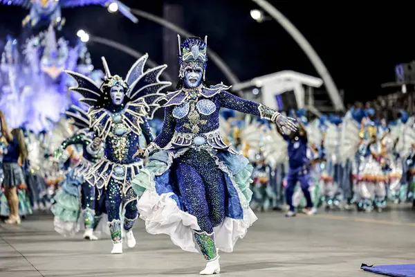 SAO PAULO (SP), Brasil 02 / 11 / 2024 Desfile de las escuelas de samba ...