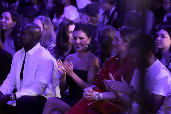 Gigi hadid laughing and giving speech images libres de droit, photos de ...