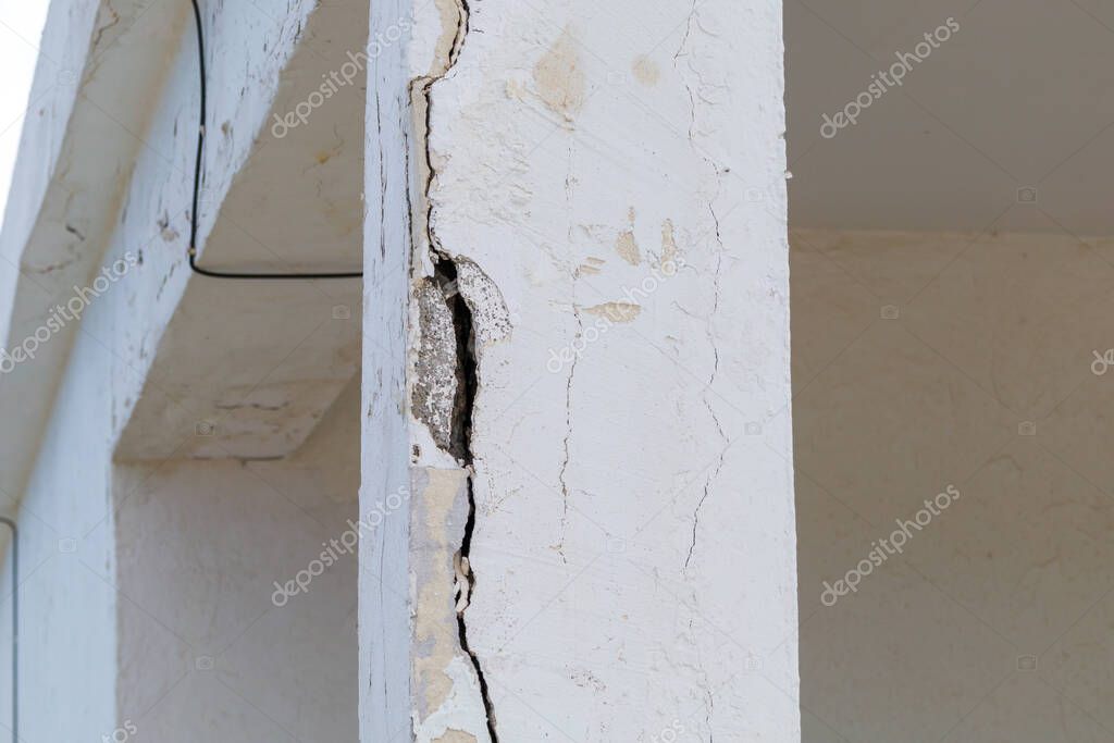 Columna rota y dañada. La construcción de los muros de apoyo del ...