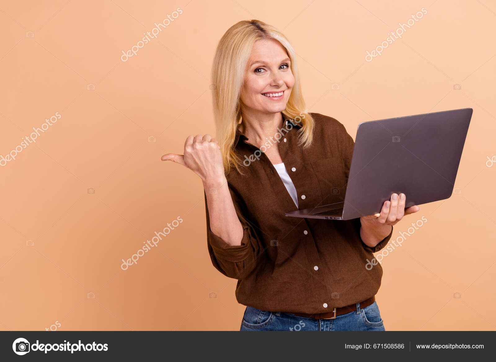 Photo Optimistic Middle Age Programmer Woman Blonde Hair Hold Laptop ...