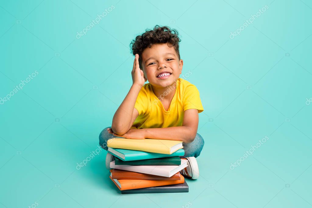 Foto de tamaño completo de adorable niño pequeño levantar la respuesta ...