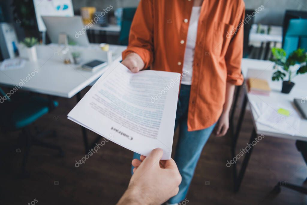 Una persona entrega un documento oficial en papel a otra persona en una ...