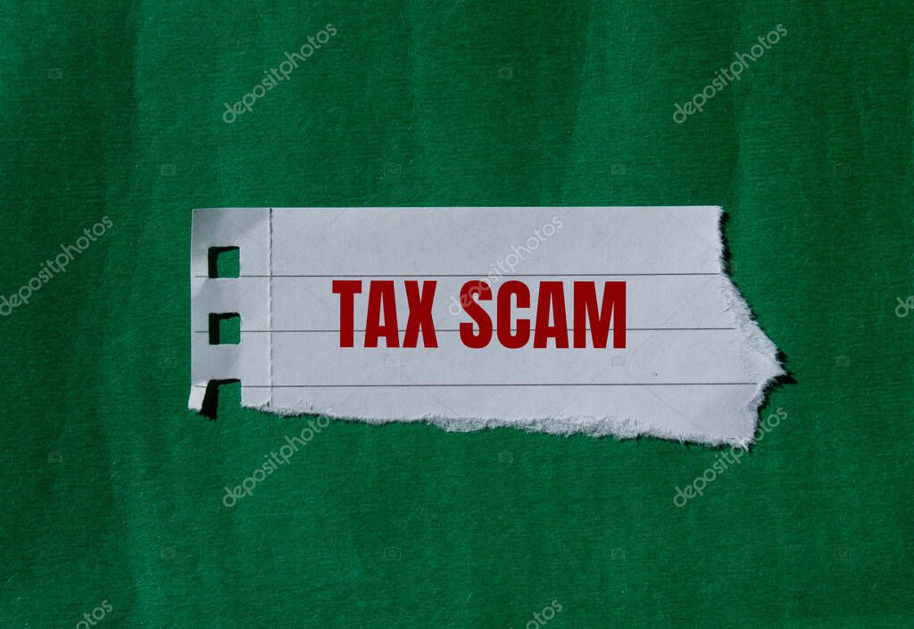 Mensaje de estafa de impuestos escrito en papel rasgado con fondo verde ...