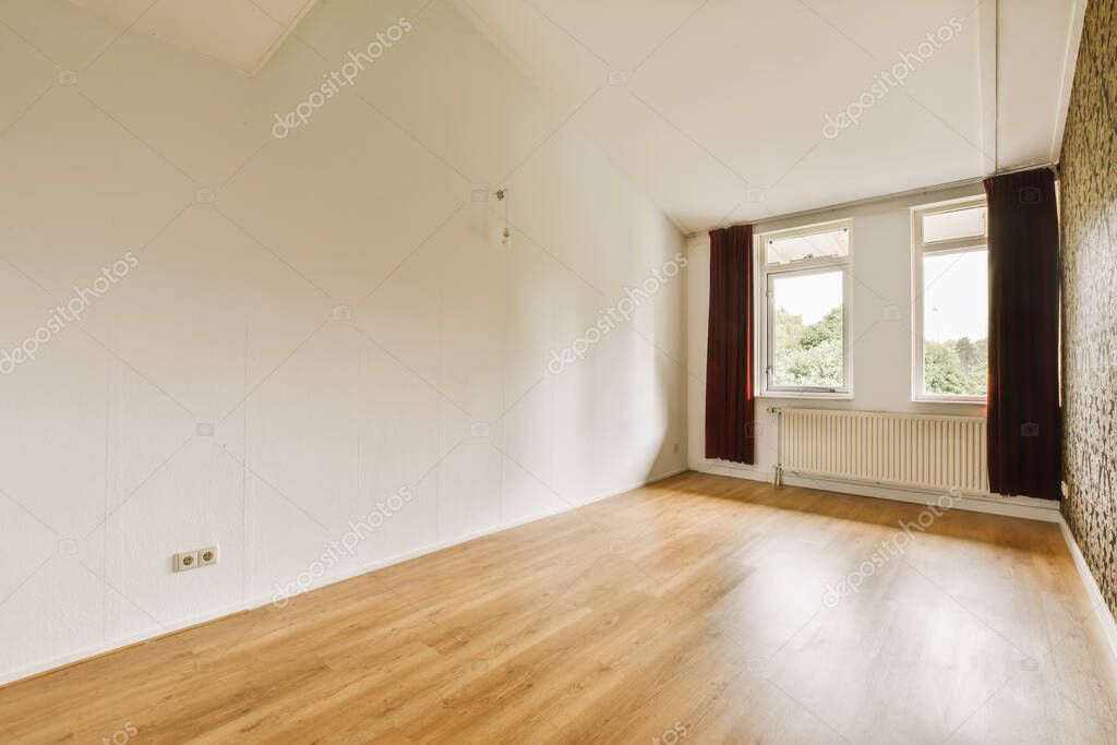 una sala de estar vacía con suelos de madera y fondos de pantalla en ...