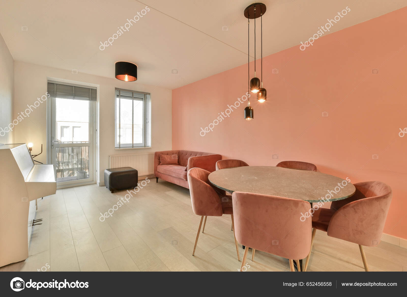 Una Sala Estar Con Paredes Color Rosa Pisos Blancos Centro — Foto de ...