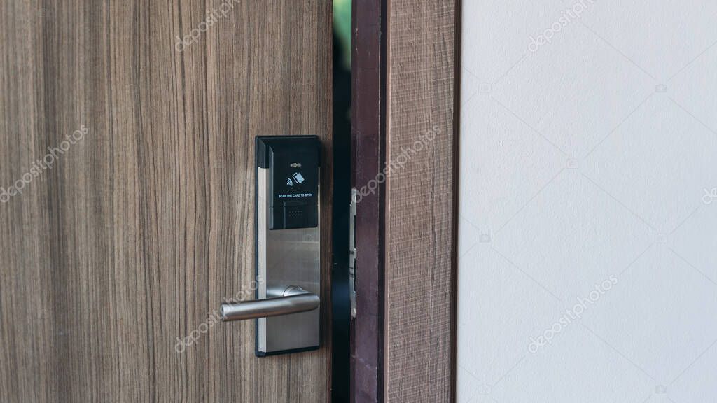 Llave electrónica para puerta abierta en hotel. Llave de tarjeta ...