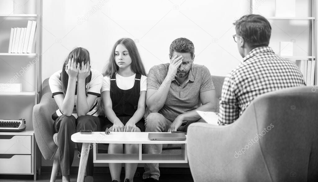 padre madre e hijo en sesión de psicólogo. terapia familiar. padres con hijos hablan con el ...