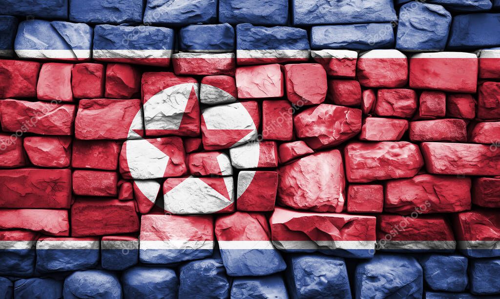 Bandera de Corea del Norte representada en una pared de piedra rugosa ...