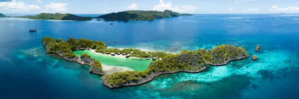 La idílica isla de Rufas, cerca de Penemu en Raja Ampat, está rodeada ...