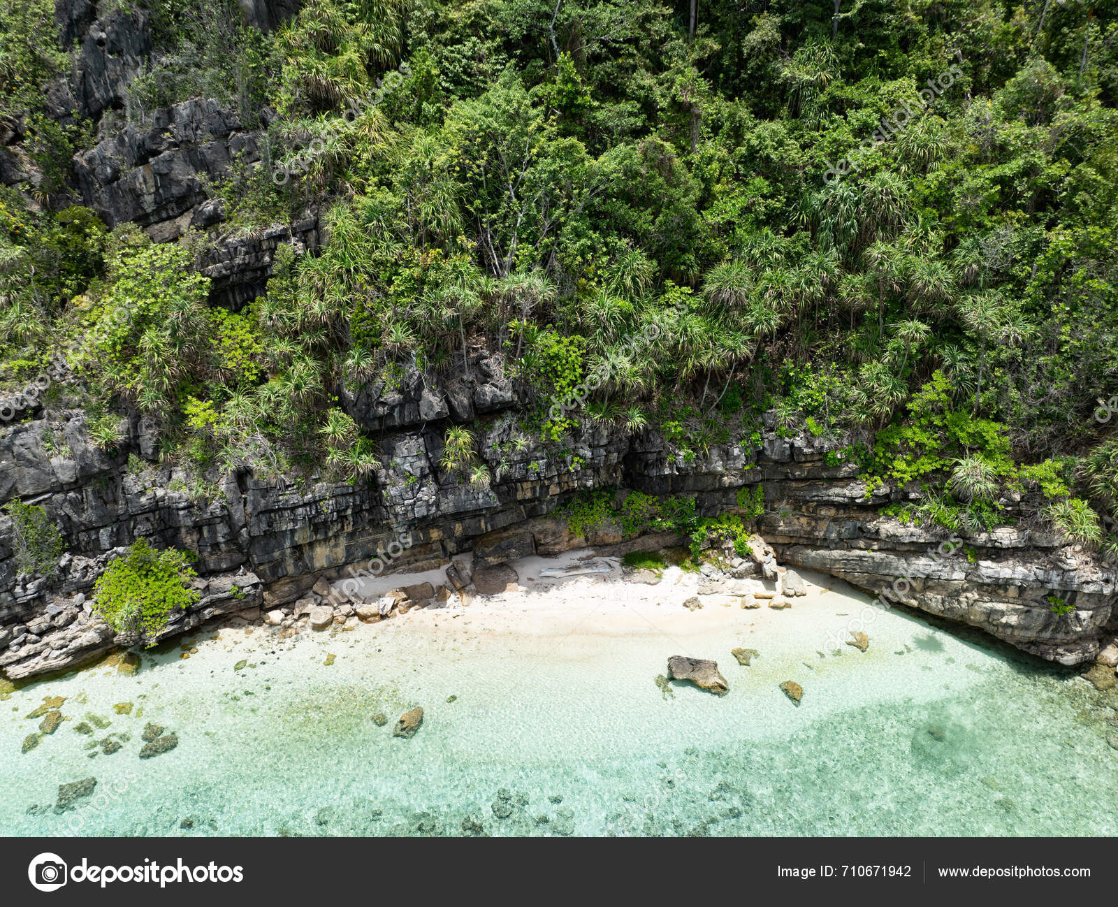 Una Playa Aislada Encuentra Una Isla Remota Paisaje Marino Tropical ...