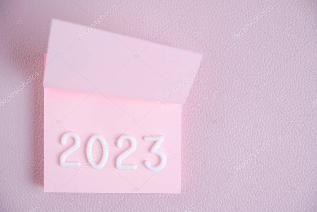Año 2024 se presenta en números blancos hoja rosada.Concepto de tiempo ...