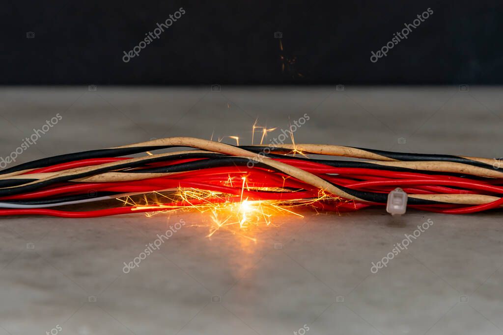 quemaduras de fuego en cables eléctricos retorcidos, chispas vuelan ...