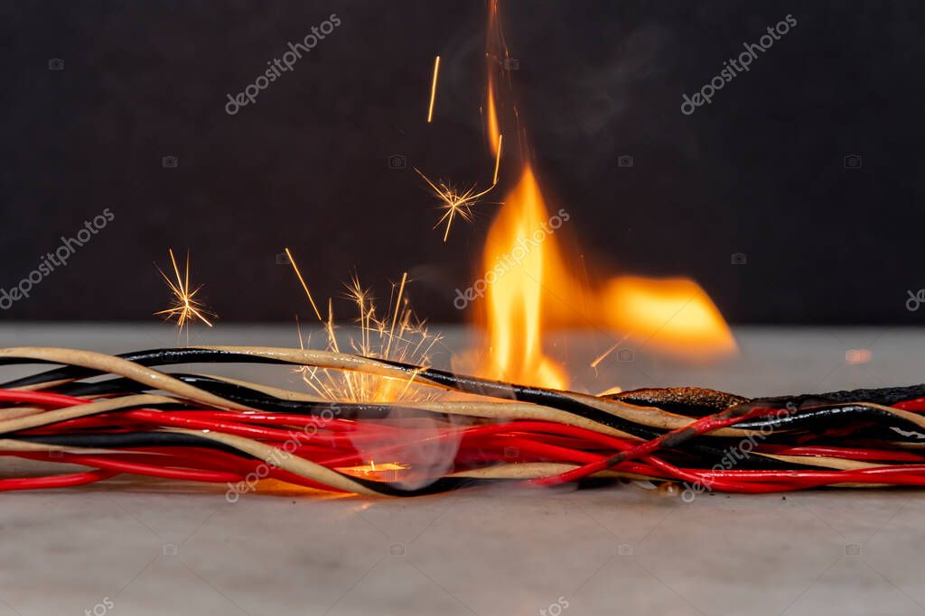 El cableado eléctrico retorcido está fumando, quemando y encendiendo ...