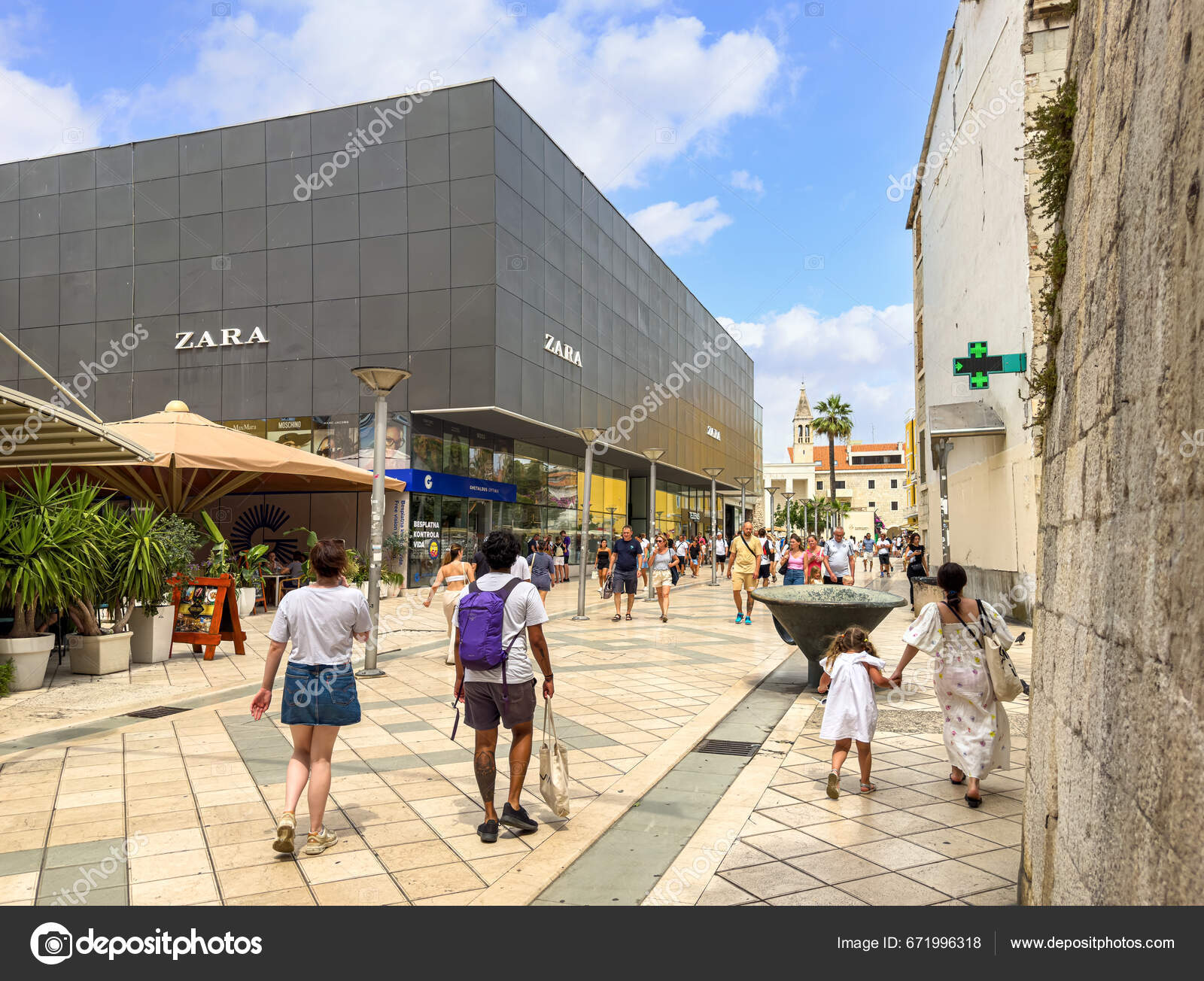 Split Croacia Julio 2023 Tienda Zara Split Croacia — Foto editorial de ...
