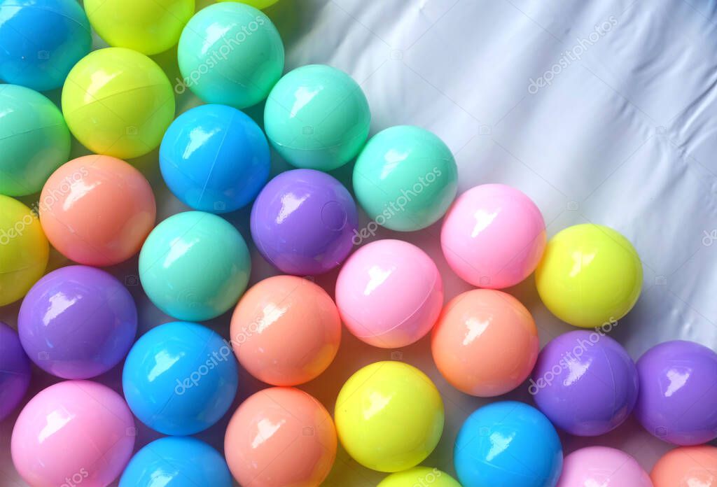 muchas bolas de juguete de plástico de colores o para aislar la bola de ...