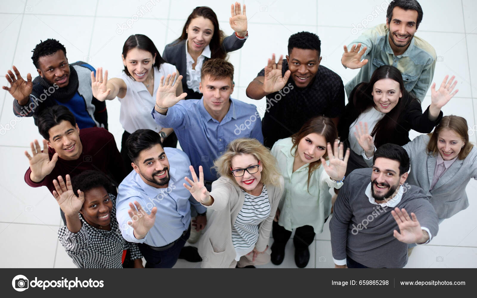 Diverso Grupo Personas Pie Juntos Saludando — Foto de stock #659865298 ...