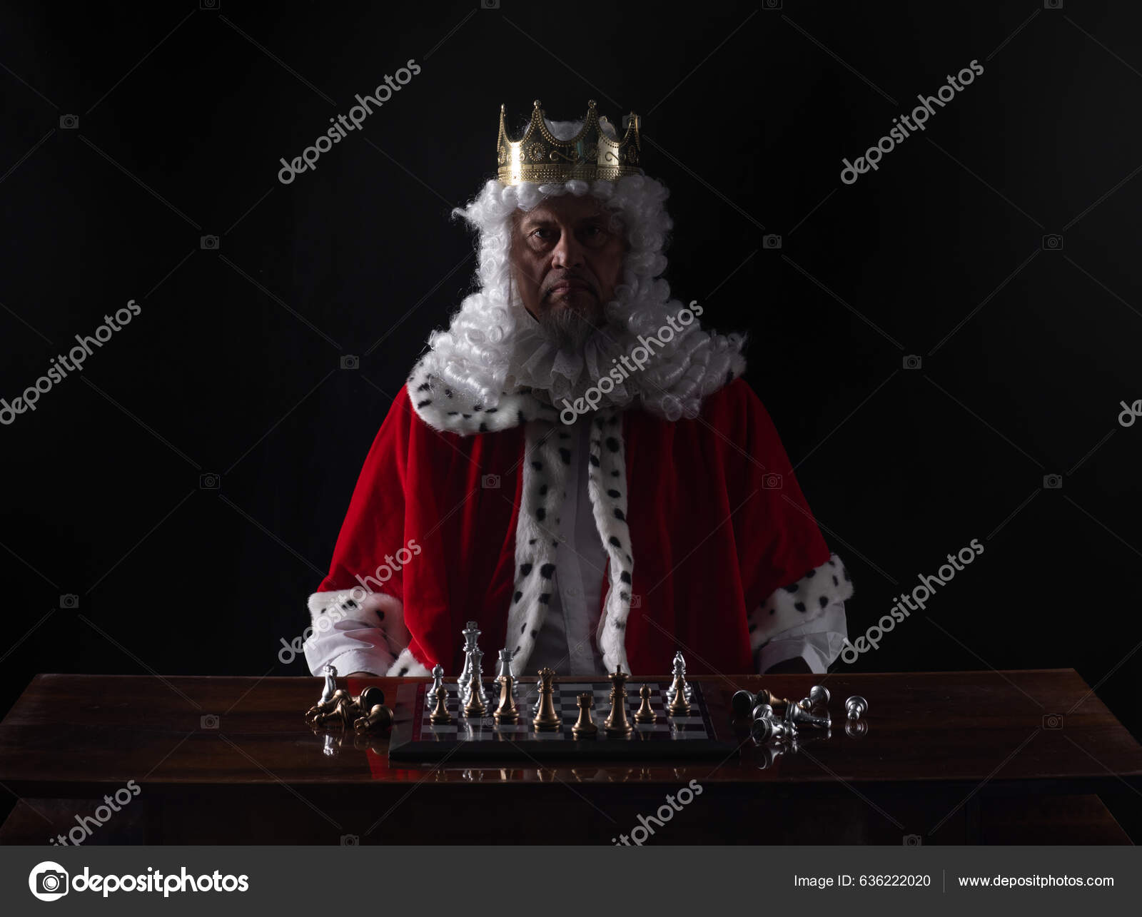 Medieval King Playing Chess Black Studio Background: fotografía de ...