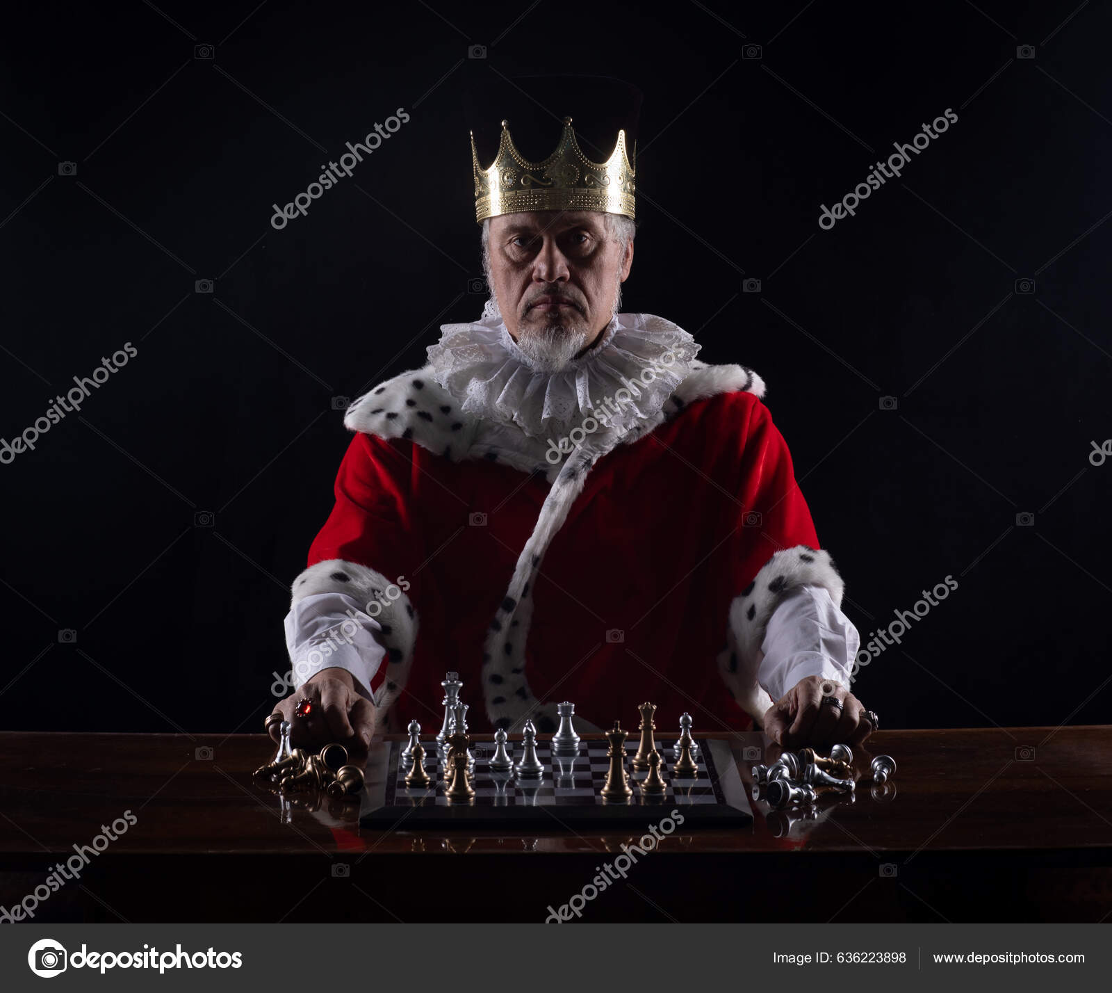 Medieval King Playing Chess Black Studio Background — Foto de stock ...