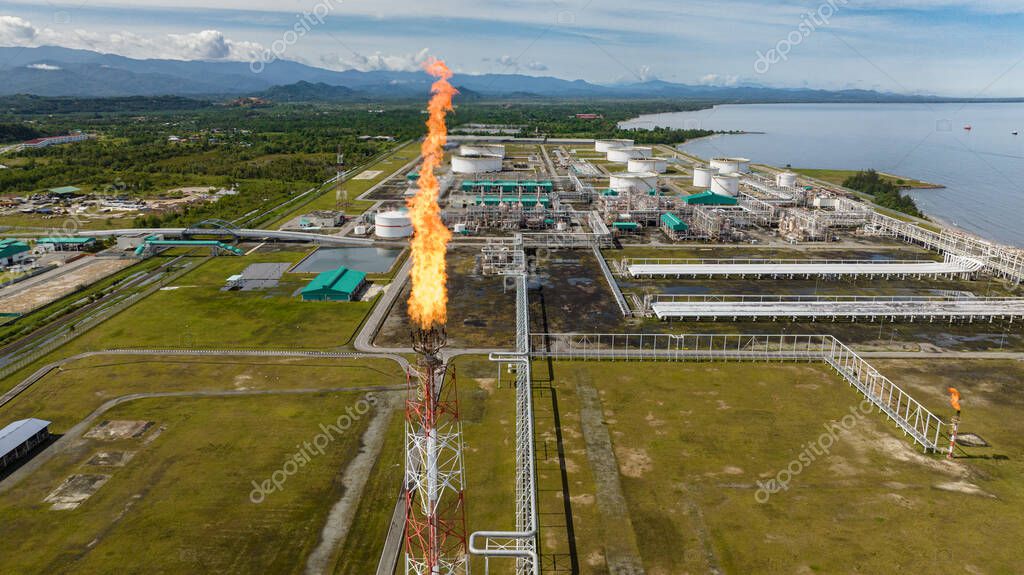 Bengalas de gas en grandes complejos industriales y refinerías de ...