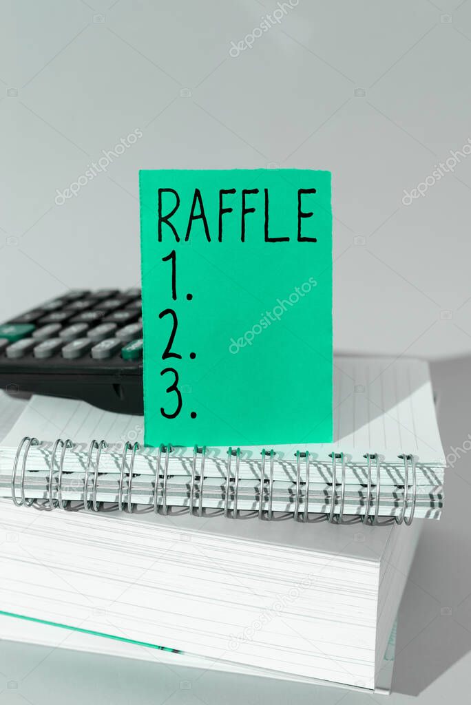 Texto de pie de foto que presenta Raffle, Visión general de los medios ...