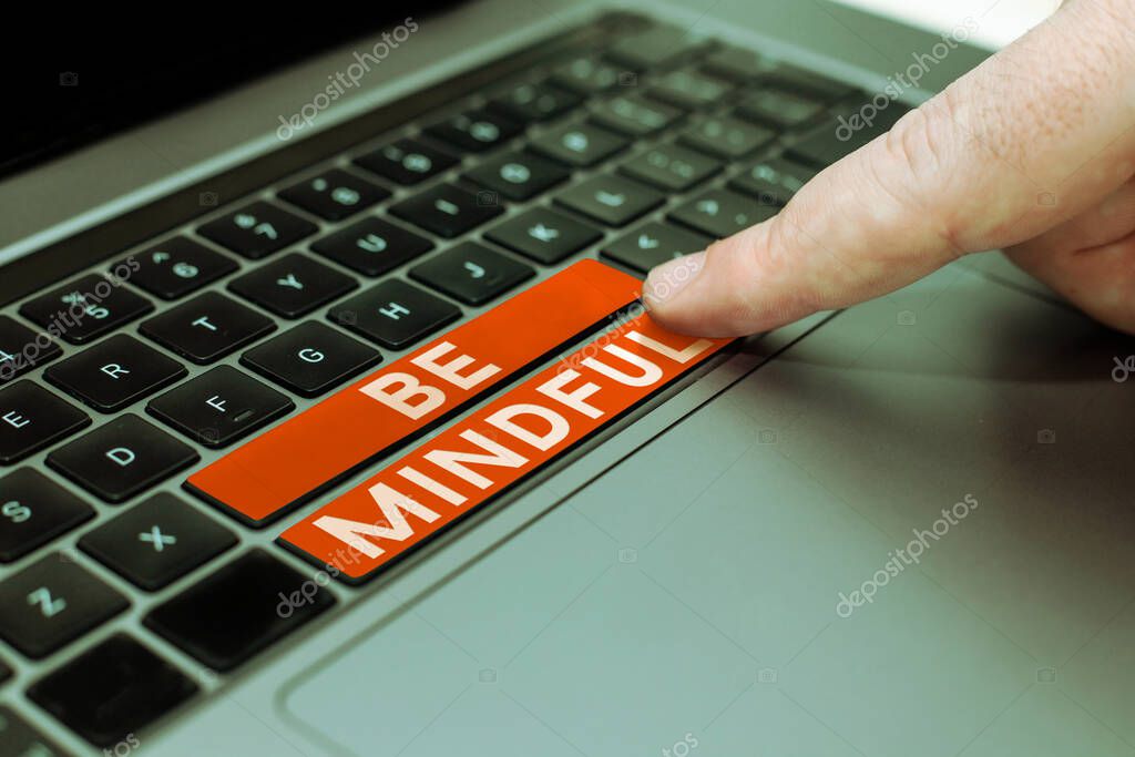 Texto que muestra inspiración Sea consciente, Foto conceptual prestando ...