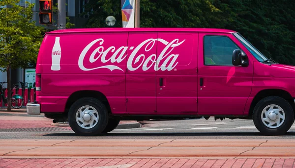 Coca Cola van en la carretera, la entrega de bebidas de coque a las ...