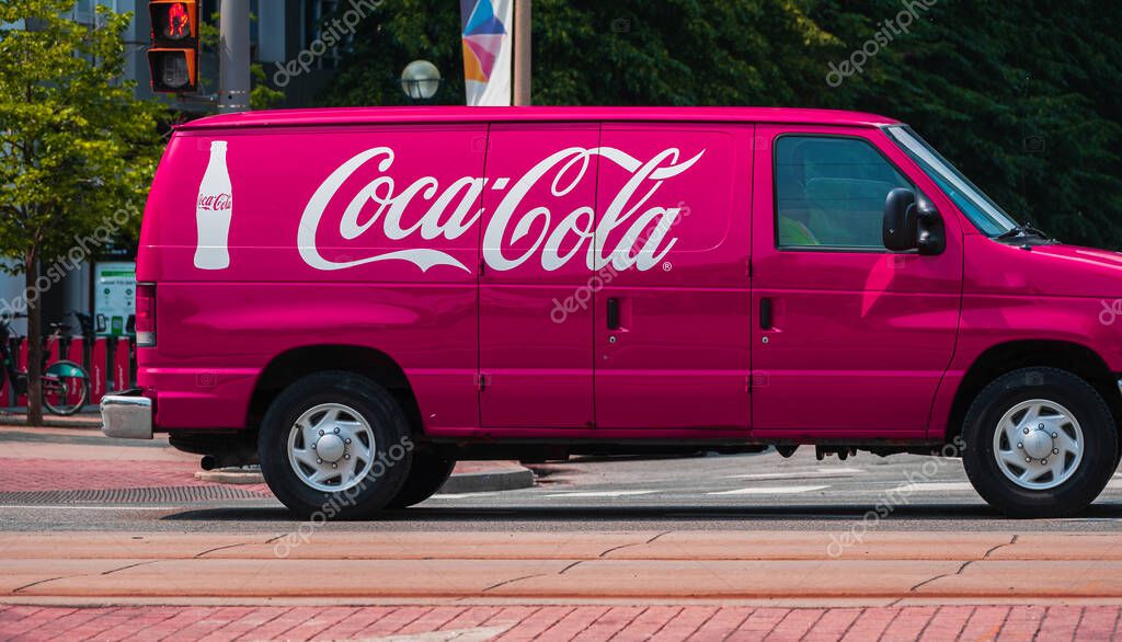 Coca Cola van en la carretera, la entrega de bebidas de coque a las ...