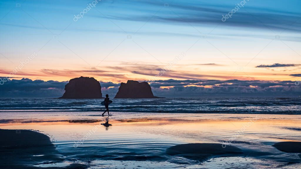 Twin Rocks en Rockaway Beach en Oregon durante el atardecer de verano ...