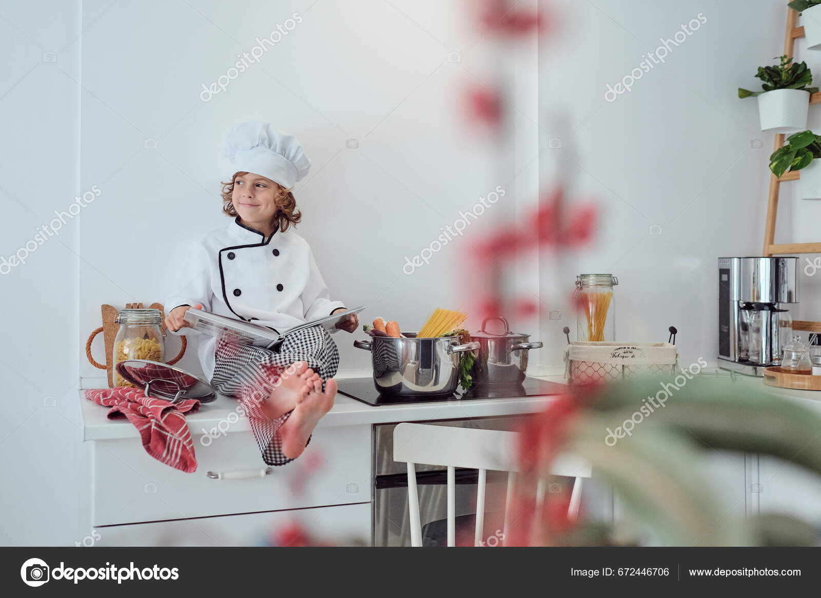 Teljes Test Mezítláb Aranyos Tizenéves Fiú Nyitott Kulináris Könyv ...