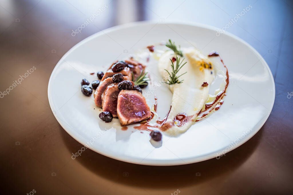 Plato gourmet bellamente plateado con pechuga de pato chamuscada fina ...