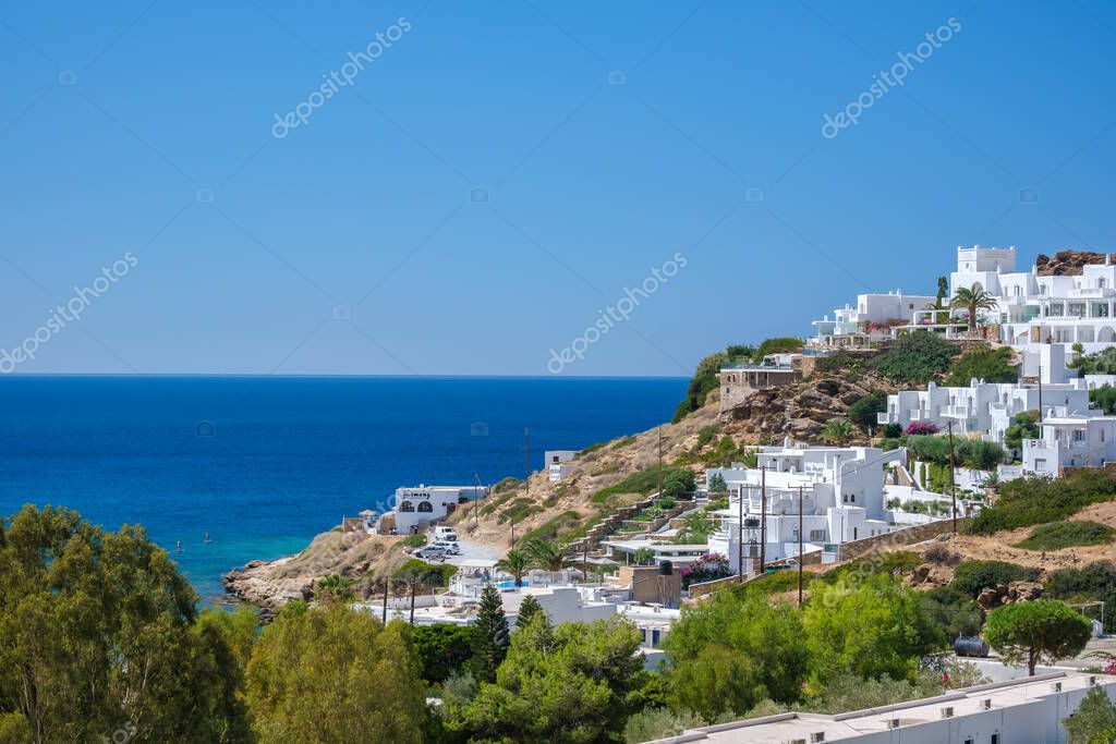 Ios, Grecia - 9 de septiembre de 2022: Vista de hermosas habitaciones ...