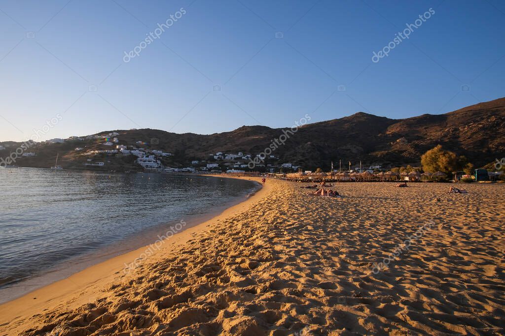Ios, Grecia - 15 de septiembre de 2022: Turistas caminando por la ...