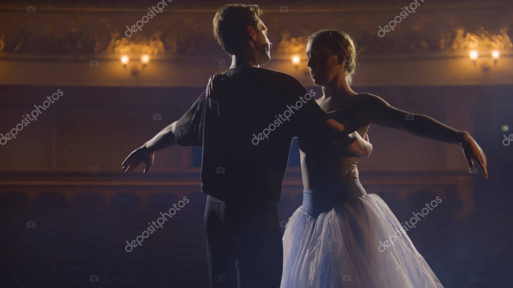 Hermosos bailarines de ballet practican y ensayan coreografía en ...