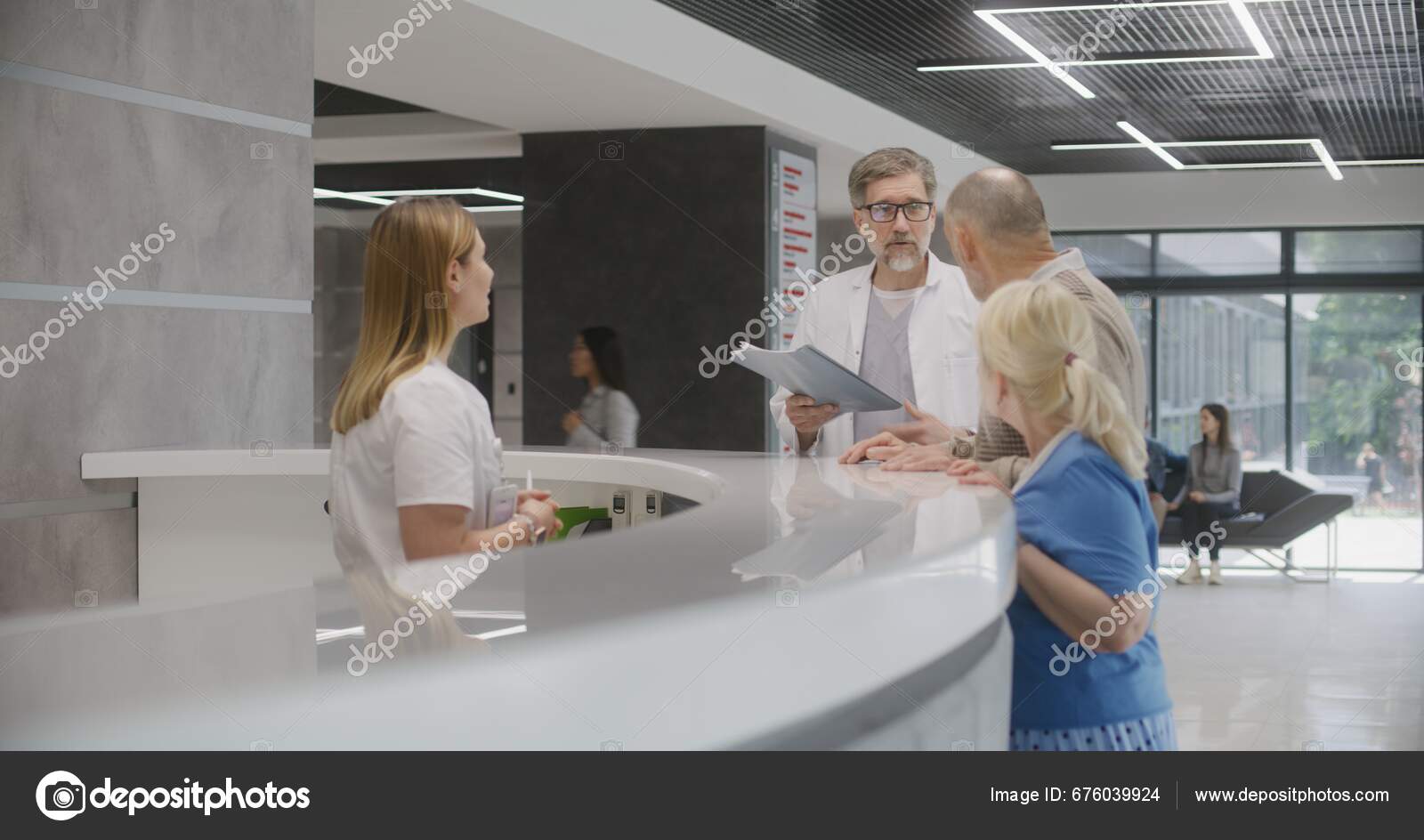 Pareja Ancianos Pie Cerca Recepción Sala Espera Del Centro Médico ...