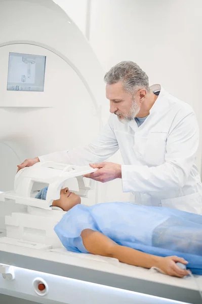 Procedimiento Resonancia Magnética Paciente Femenina Sometida Rmn ...