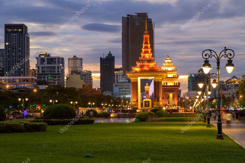 Phnom Penh, Camboya - 6 de diciembre de 2022: Monumento a la ...