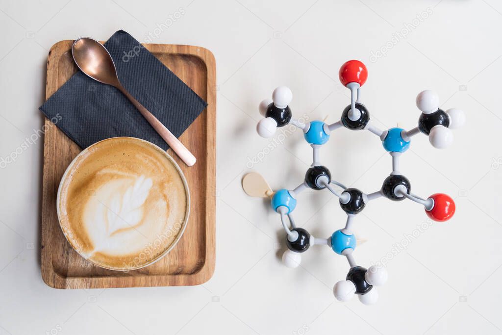 Molécula de cafeína (o teína) fabricada por modelo molecular junto a la ...