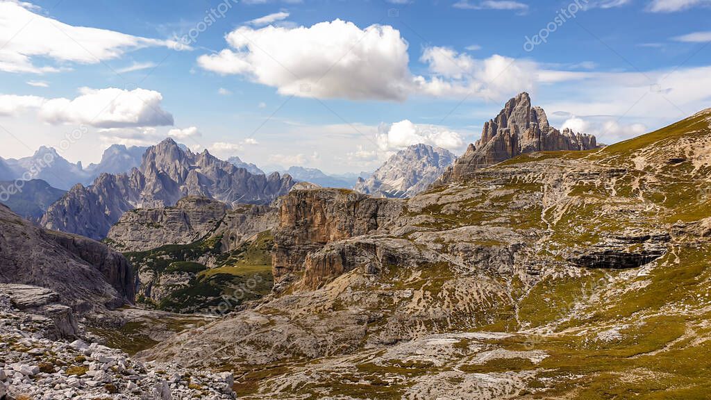 Una vista panorámica de las altas y desoladas cumbres montañosas en los ...
