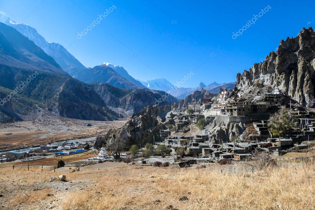 Un complejo de templos en Manang Annapurna Circuit Trek, Nepal. Estupa ...
