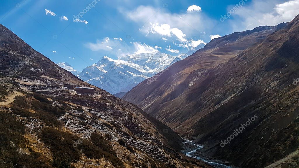 Temprano en la mañana en el valle de Manang, Annapurna Circus Trek ...