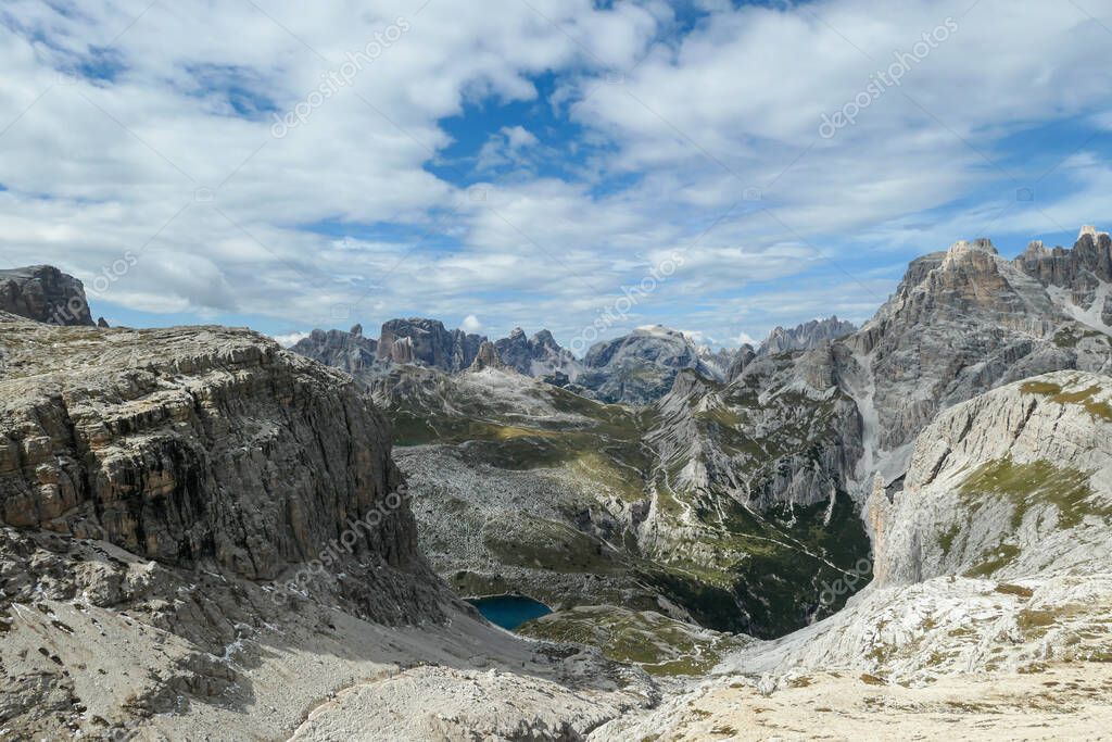 Una vista panorámica de los Dolomitas en Italia. Hay fuertes y ...