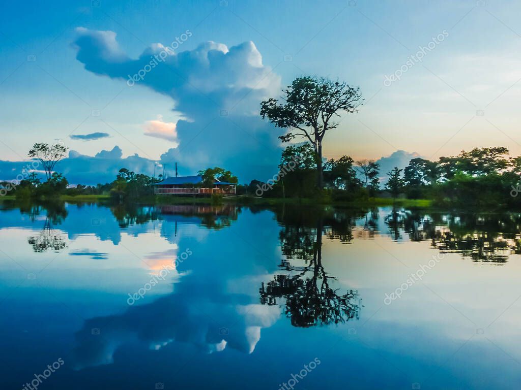 Las formaciones de nubes despu s de una tormenta en la selva amaz nica ...
