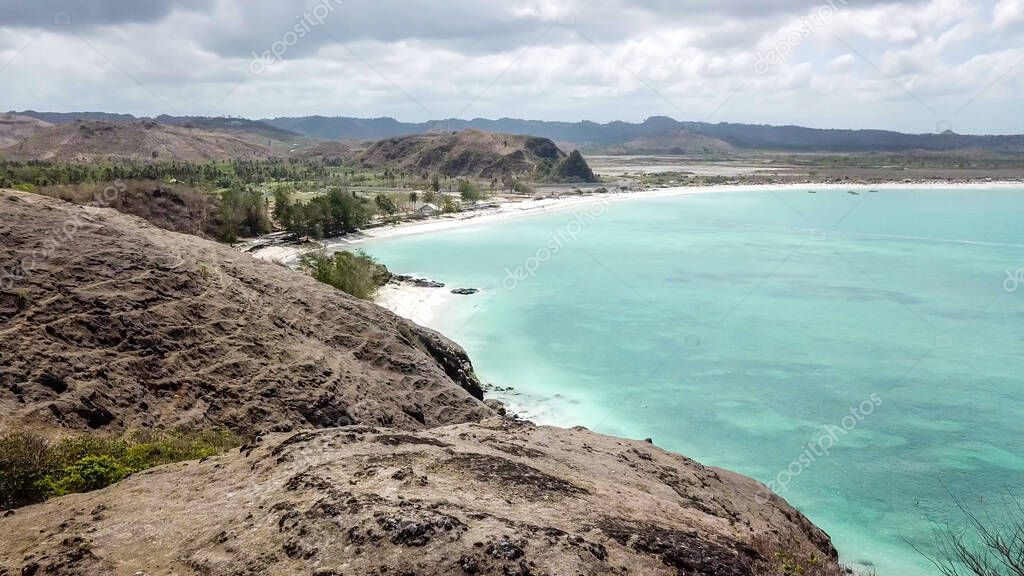 Una vista areal de la idílica playa Tanjung Aan en Lombok, Indonesia ...