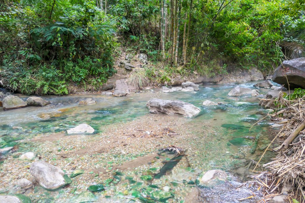Un primer plano de las aguas termales que se fusionan con el río frío ...