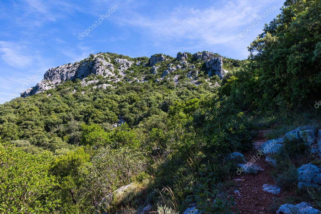 Paisaje alrededor del antiguo ferrocarril entre Ganges y Sumene que se ...